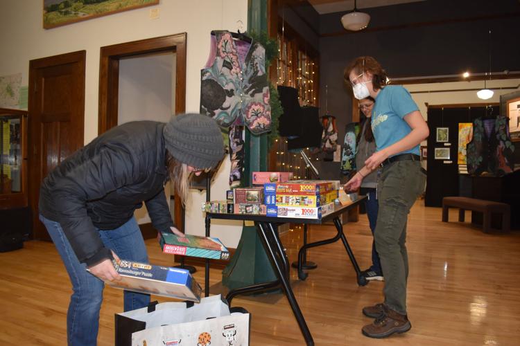 Sun Prairians swap puzzles to fight cabin fever | Community | hngnews.com