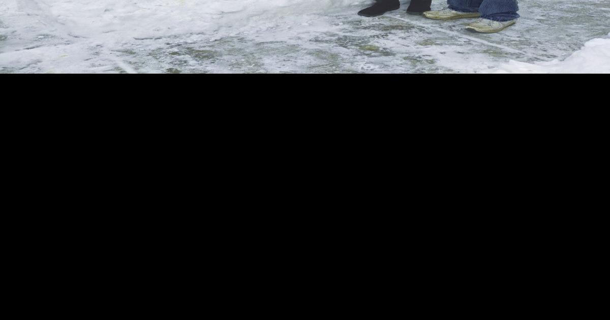 Ice totem warms the hearts of grandparents | | hngnews.com