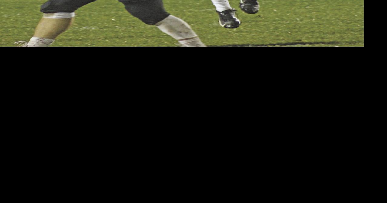 Football: Red Hawks stay perfect | Milton Courier | hngnews.com