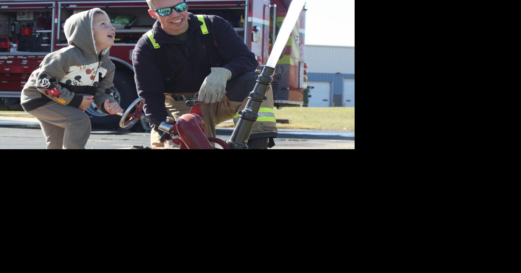 Poynette firefighter show how to use fixed fire hose | | hngnews.com