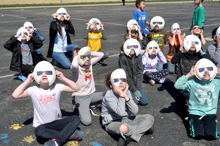 Solar spring: Lake Mills Elementary students gather for eclipse | Local ...