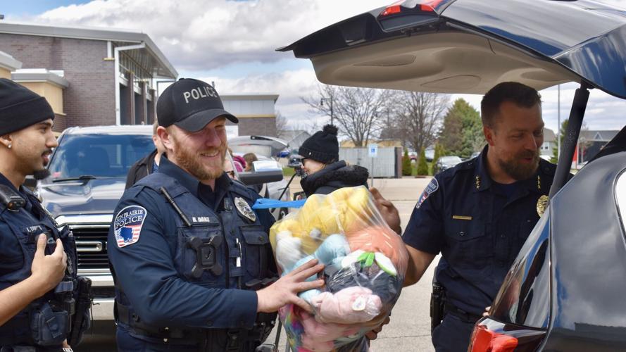Sun Prairie Girl Scout troop hosts blanket drive for police department ...