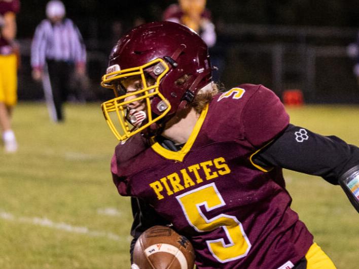 Waterloo football wins defensive battle on Homecoming, clenches playoff ...