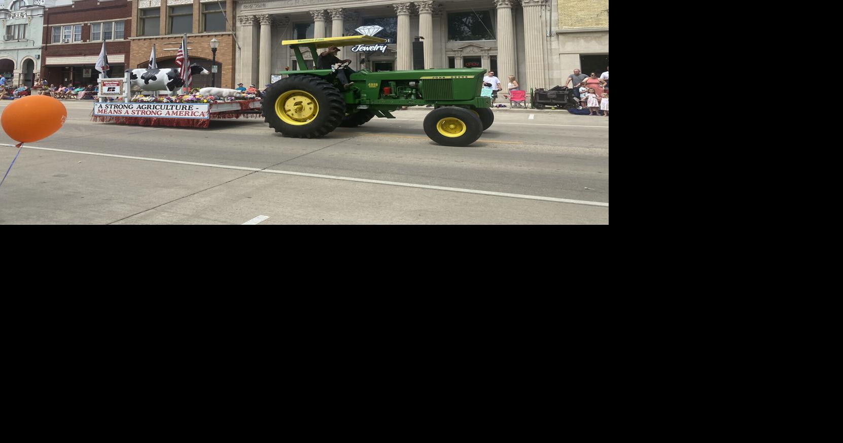 The annual Town and Country Day parade featured bands, local businesses ...