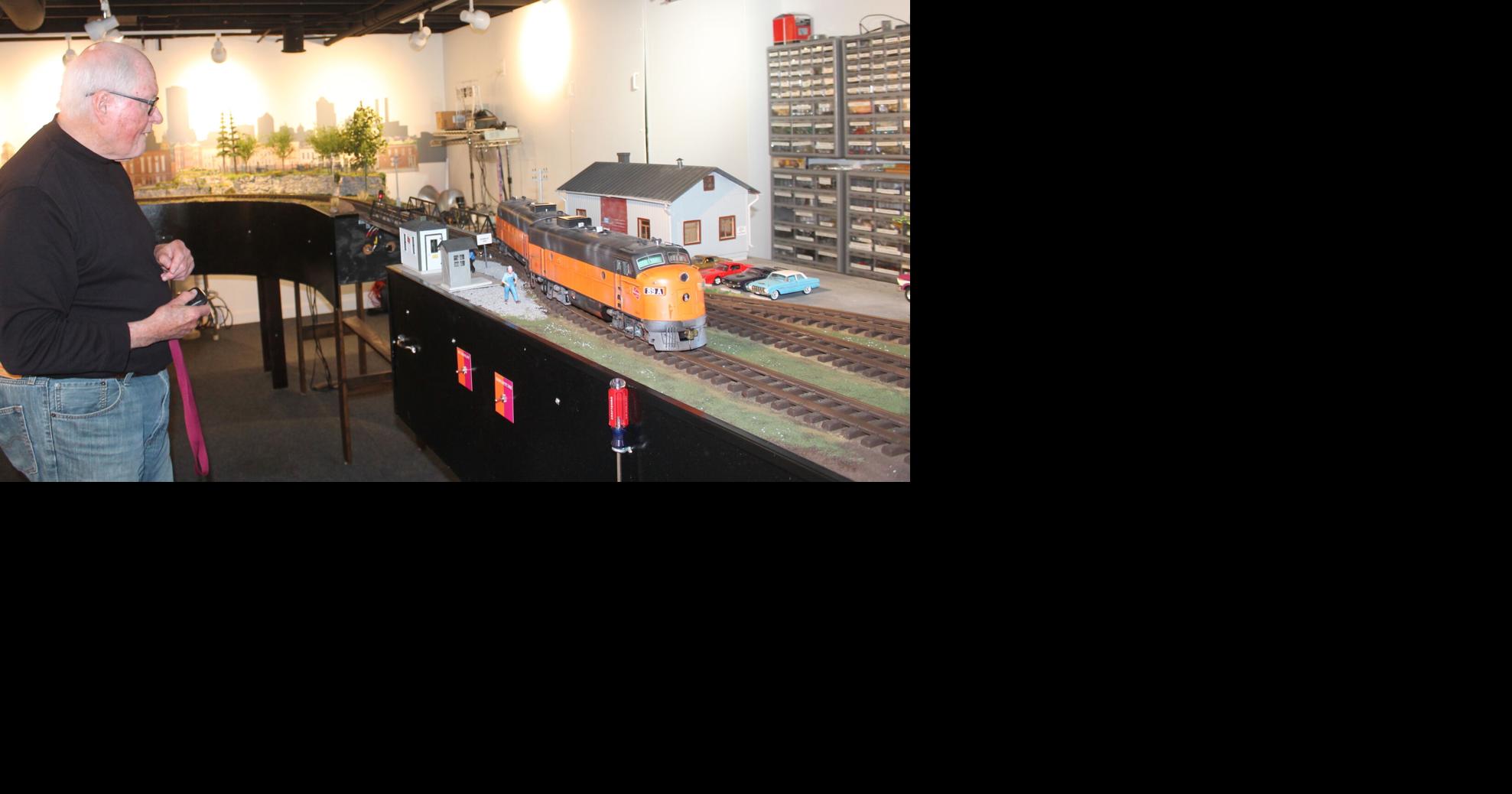 Working on the railroad: Lake Mills man runs model of Milwaukee Beer ...