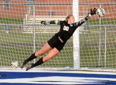 Girls soccer: Lake Mills held off by Lodi, 2-1 | Sports | hngnews.com