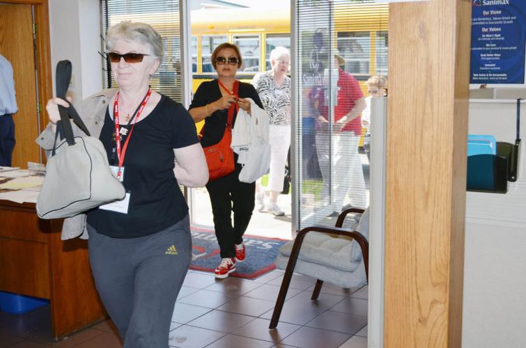 Citizen Ambassadors Pull Out The Welcome Wagon | Local | hngnews.com