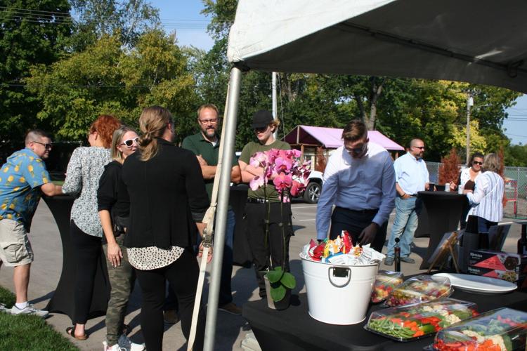 West & Dunn cuts ribbon | Business | hngnews.com