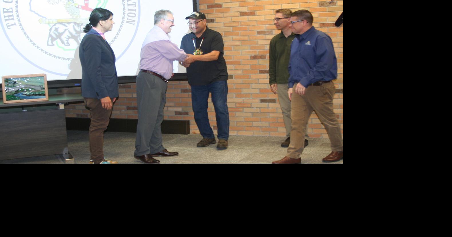 Waunakee presents gift to Ho-Chunk leaders | Government | hngnews.com