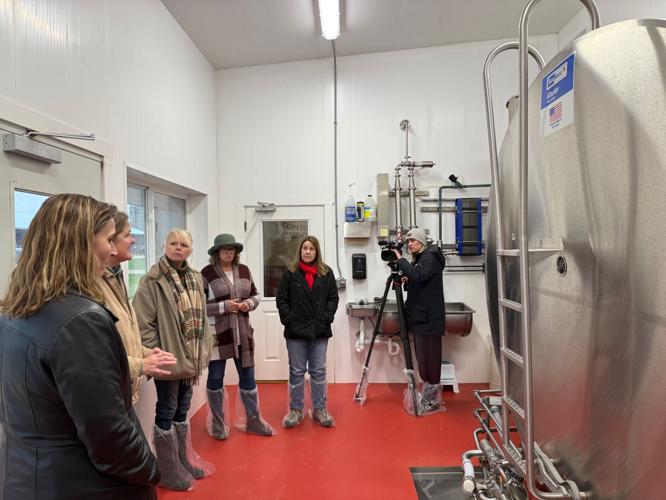 State representatives visit local Cambridge farm | News | hngnews.com