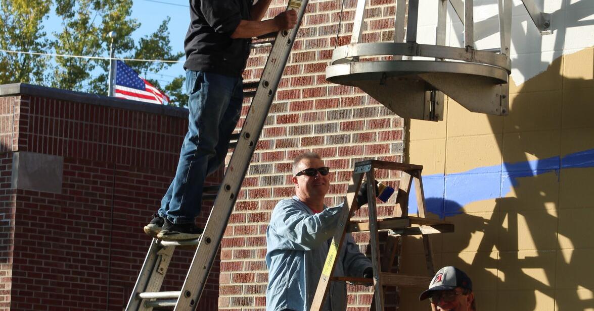 Milton artist paints history of Fort Atkinson in riverside mural ...