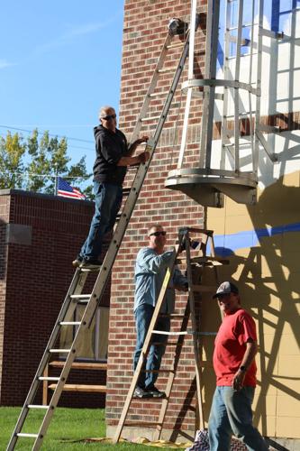 Milton artist paints history of Fort Atkinson in riverside mural ...