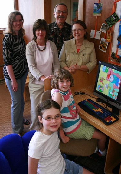 Lending a hand | Community | hngnews.com