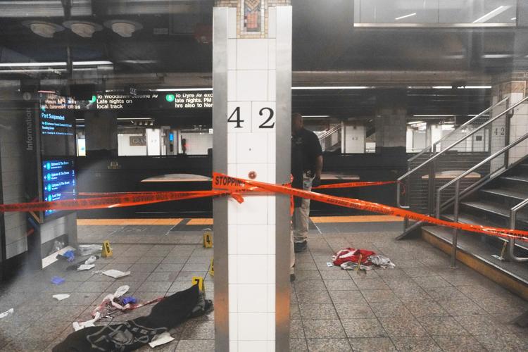 Video of NYC police killing machete-wielding man at Grand Central ...