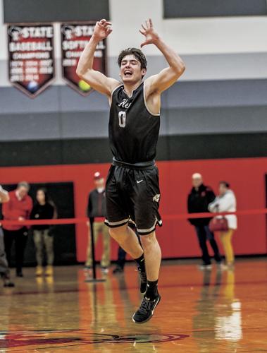 Waunakee boys' hoops survives rally to earn regional championship ...