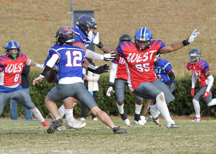 East races past West in East-West football game | Sports | hpenews.com