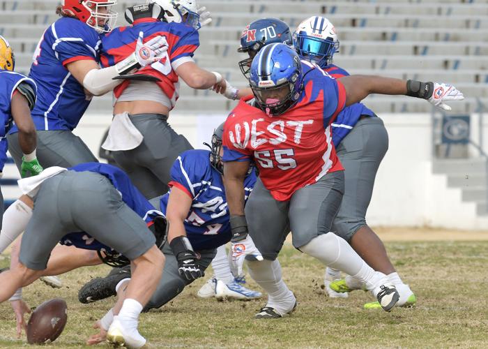 East races past West in East-West football game | Sports | hpenews.com