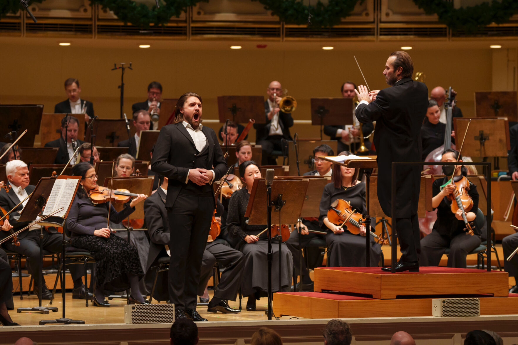 A satisfying baritone debut alongside a trio of stirring sea portraits ...