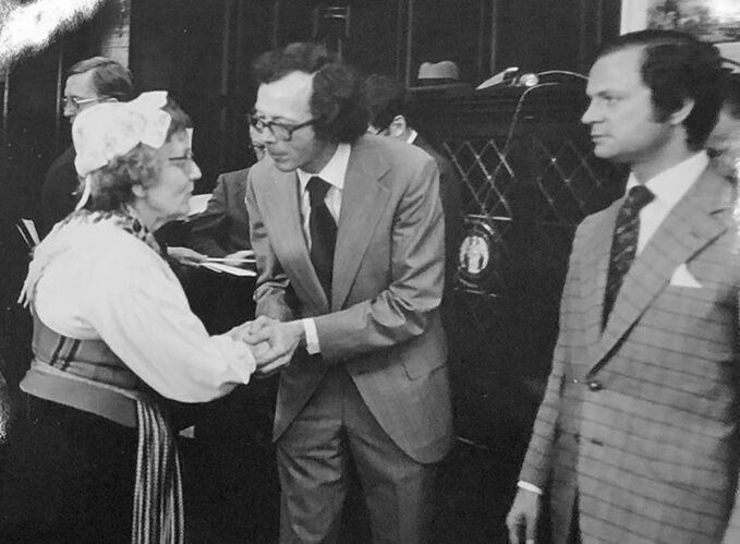 Hyde Park Stories: Linné Statue | Evening Digest | hpherald.com