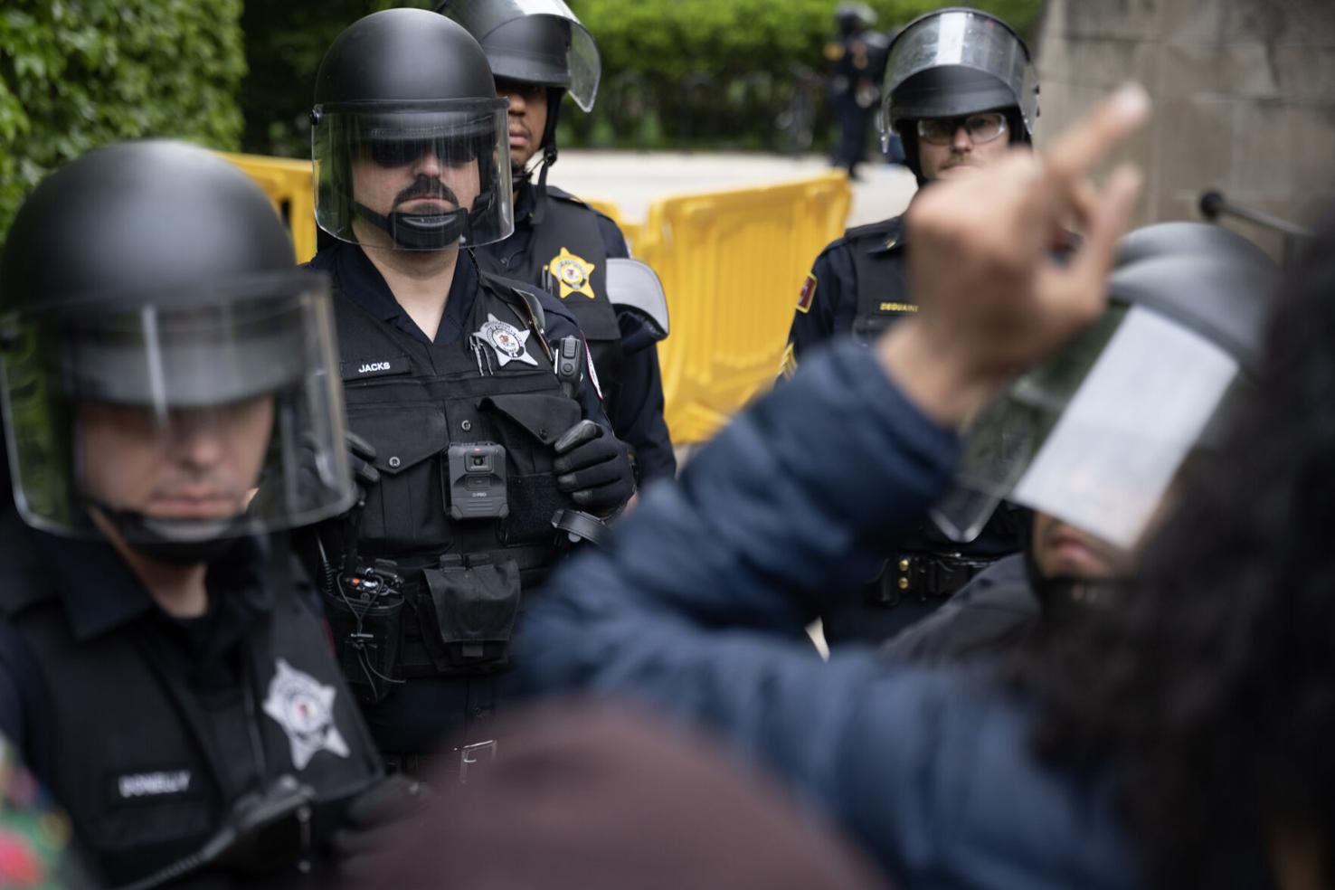 Police clear University of Chicago encampment for Palestine | Evening ...