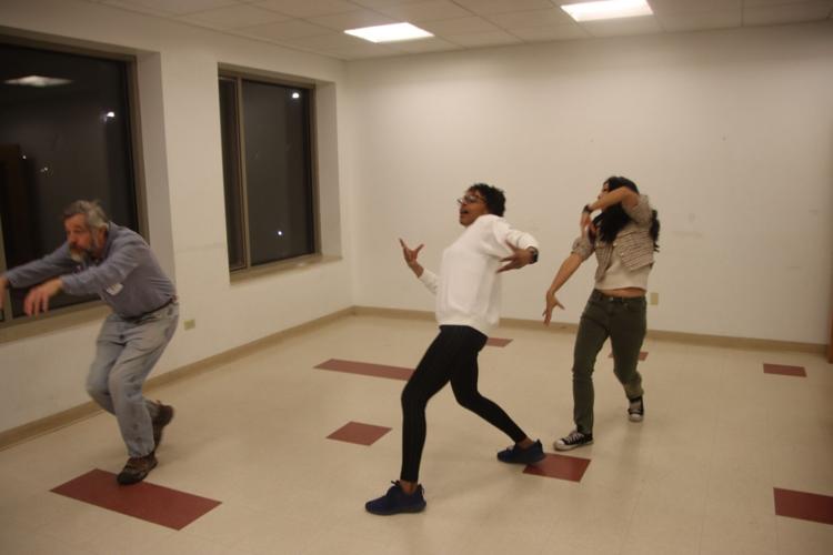 This week in photos: plays, joggers and a car fire | Evening Digest ...