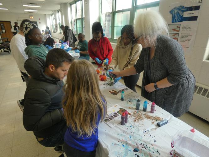 This week in photos: Women's History Month, Ramadan, collaging and a ...