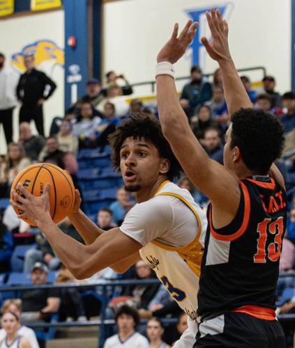 BOYS BASKETBALL | Tigers bide time well vs. Central, explode in 3rd ...