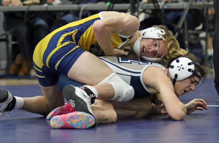 Hudson wrestling vs. River Falls (19 photos) | | hudsonstarobserver.com