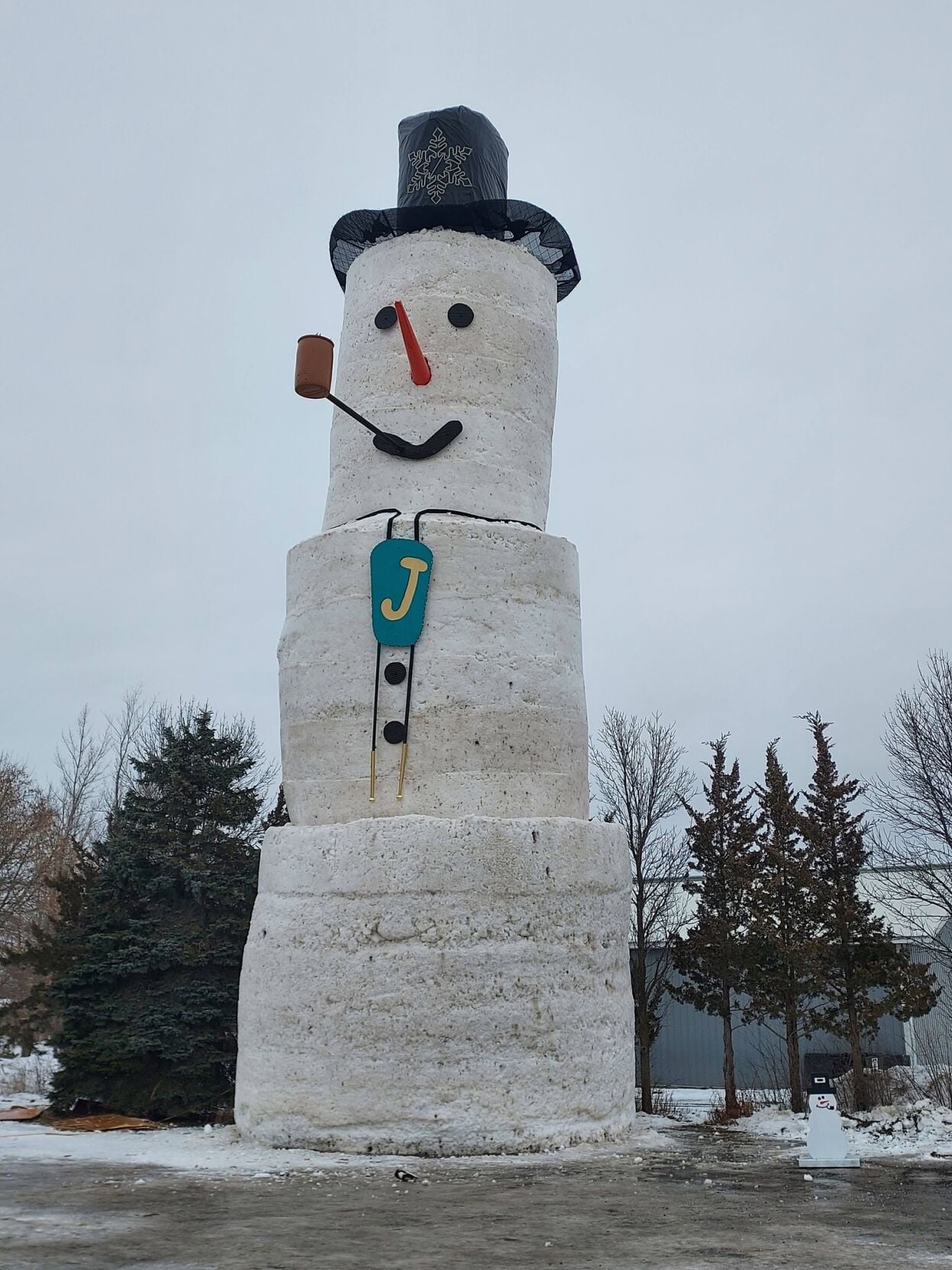 In western Wisconsin, Jeffery the Snowman reaches new heights | Local ...