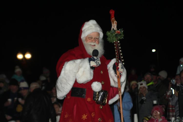 Santa lights up Hudson | Local News | hudsonstarobserver.com