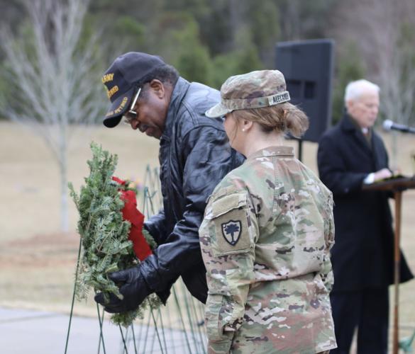 'It's powerful': People lay wreaths on graves to honor veterans | News ...