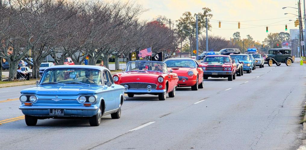 Community gathers to salute service in Greenwood's Veterans Day Parade ...