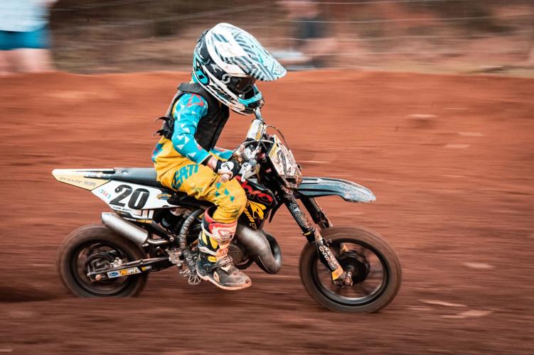 Kade Scott works his way toward Loretta Lynn | Sports | indexjournal.com