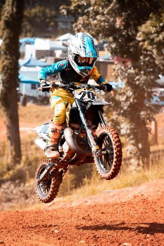 Kade Scott works his way toward Loretta Lynn | Sports | indexjournal.com