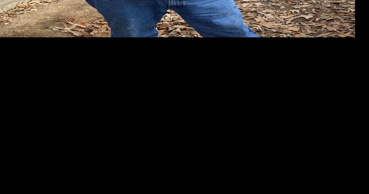 Greenwood man snatches 'gator spotted by roadside | News | indexjournal.com