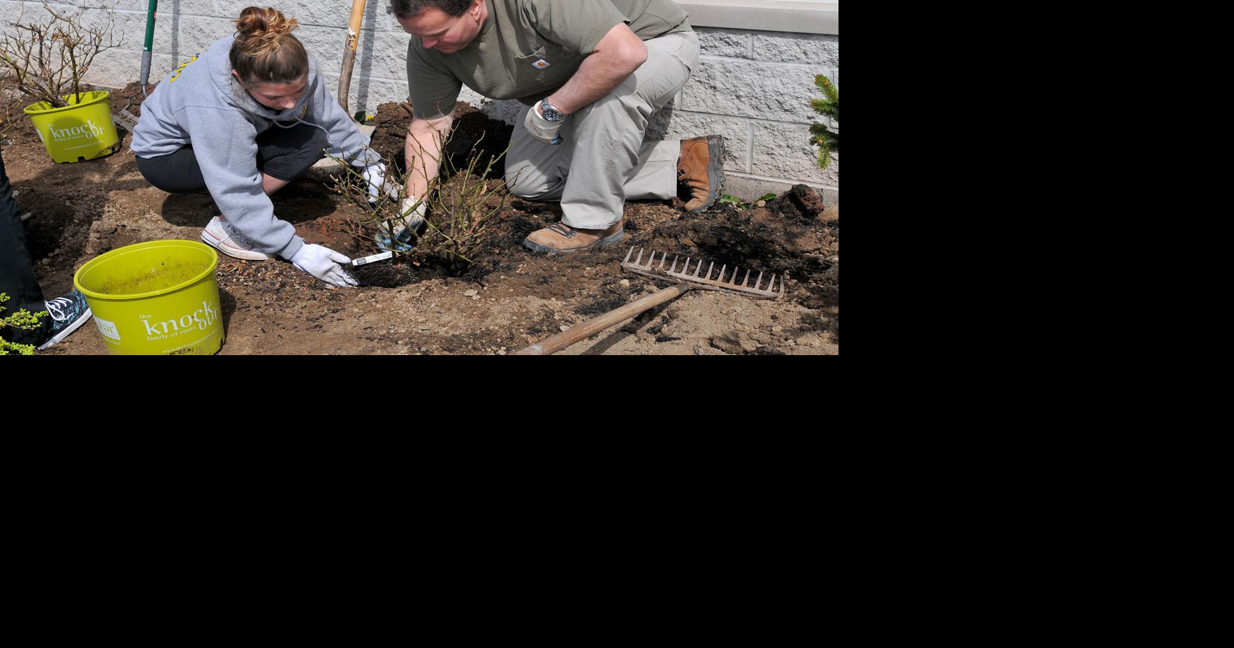 Gazette Photos: College students perform community service | News ...