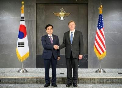 Top US defence official hails 'model ally' in South Korea talks ...