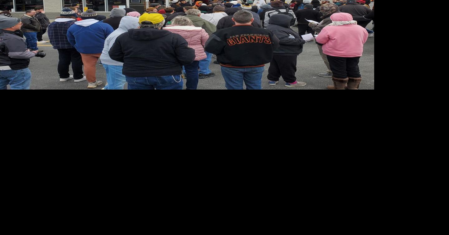 Hundreds line up for free sandwiches at Primanti Bros. grand opening ...