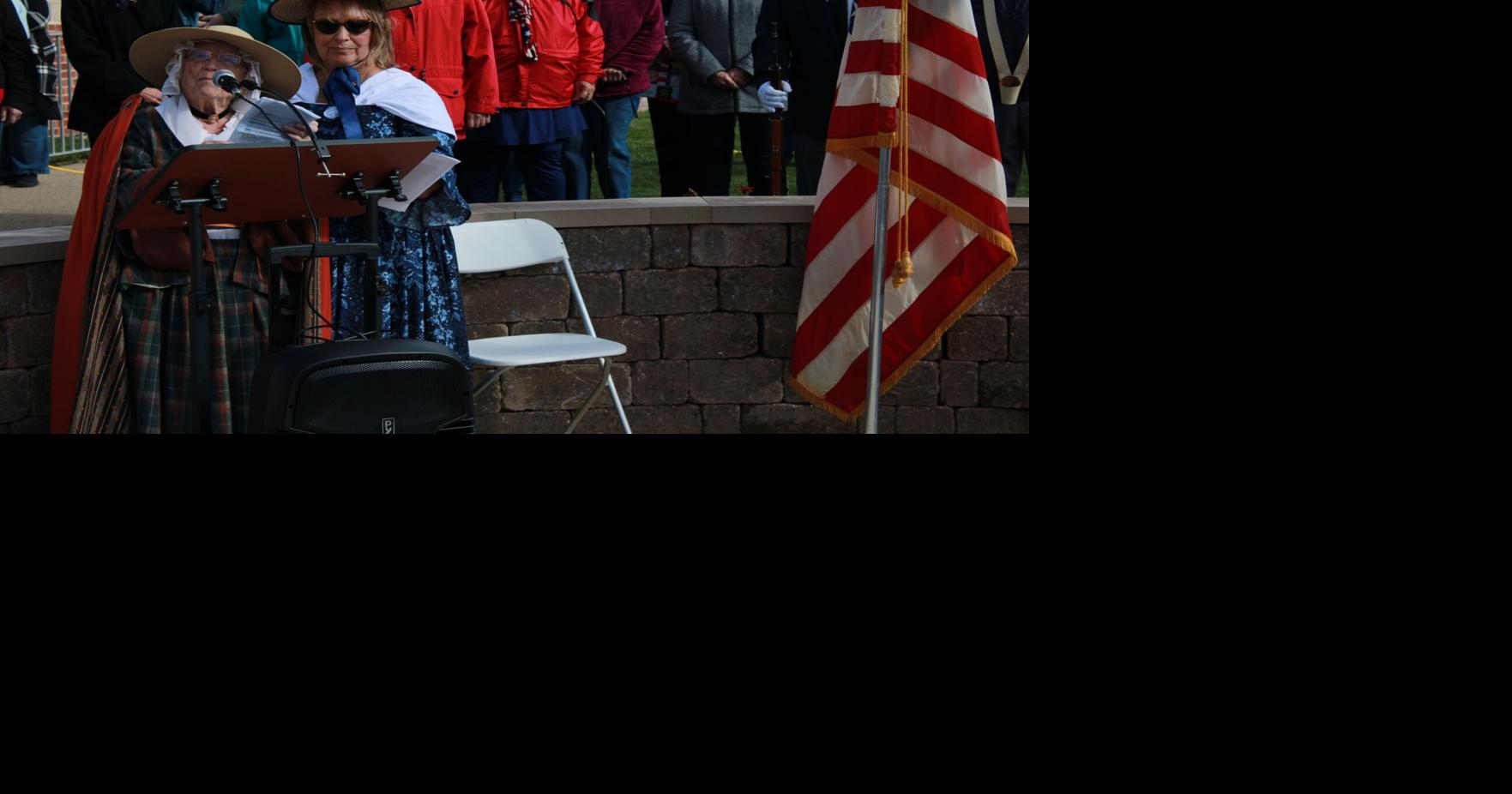 Daughters of the American Revolution present Revolutionary patriot ...