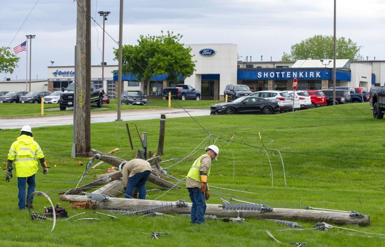 Falling electric pole causes power outage, blocks traffic in Indianola ...