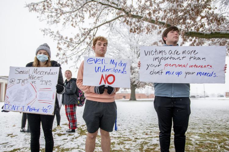 6 photos: Indianola protestors ask for help | Multimedia | indianola-ia.com