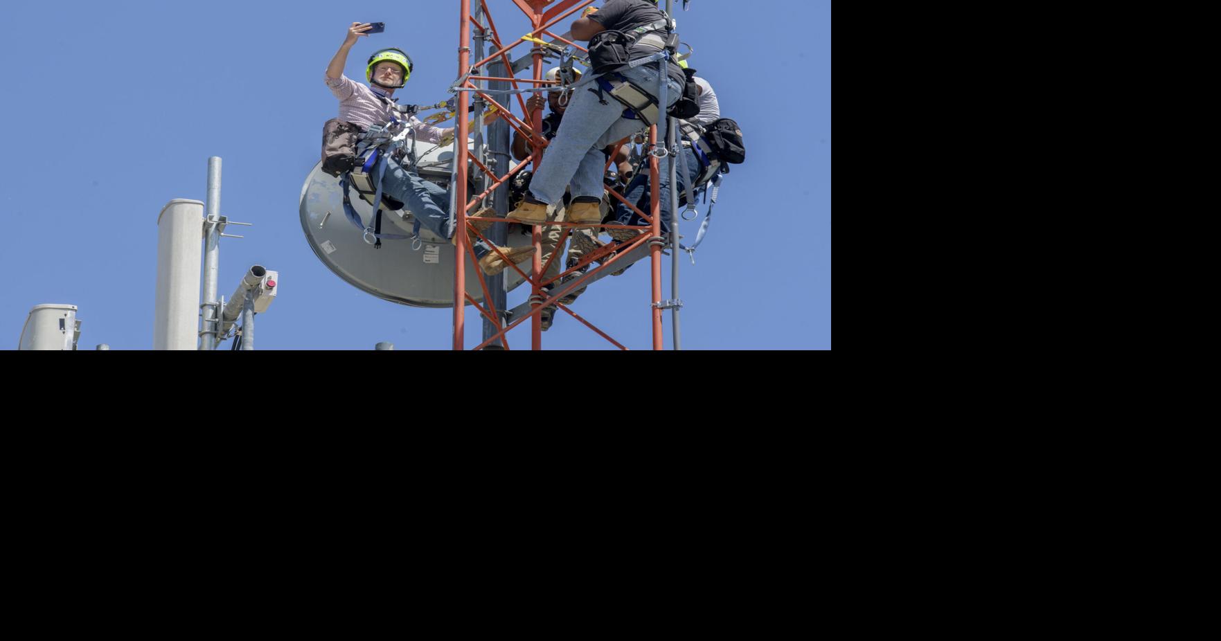 FCC Commissioner Carr climbs tower with Murphy Tower Service trainees | News | indianola-ia.com