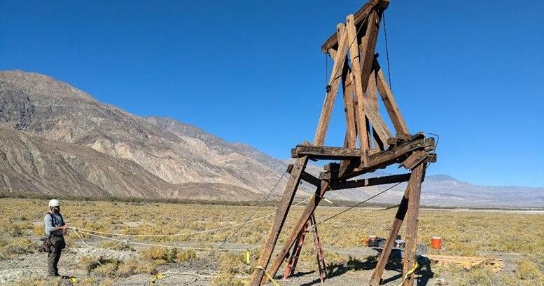 Returning to an upright position: Crews straighten leaning towers in ...