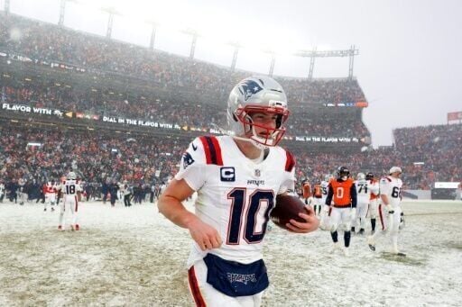 In 21 degrees F (-6 degrees C) conditions, the Patriots white uniforms ...