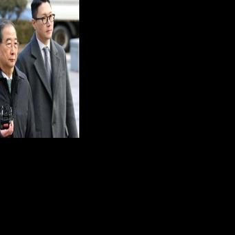 Former South Korean prime minister Han Duck-soo (C) arrives at the ...