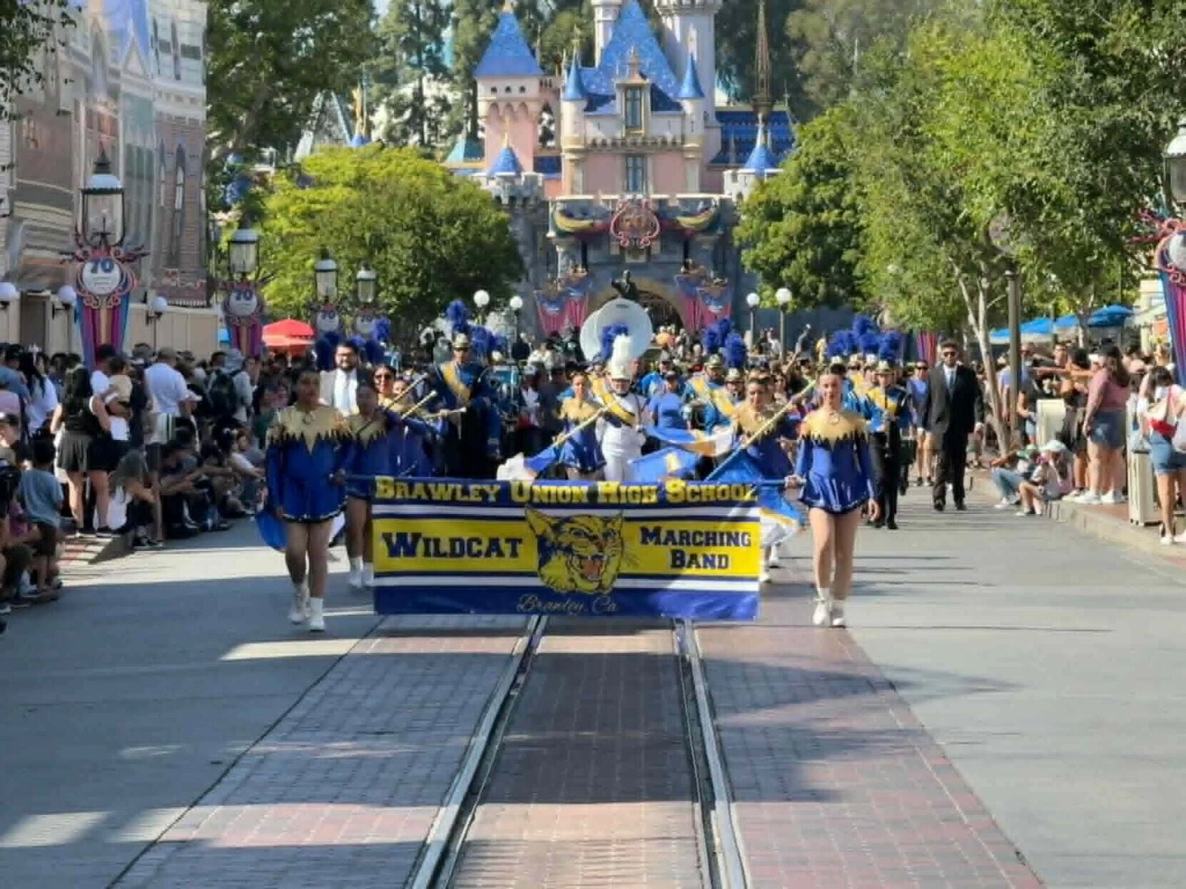La banda Brawley Wildcat se presenta en Disneyland | Adelante Valle ...
