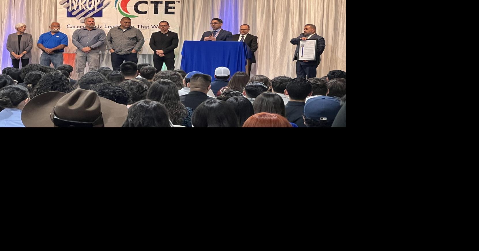 Reconoce IVROP a estudiantes destacados en ceremonia | Adelante Valle ...