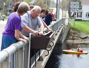 Students help hang bridge floral planters | News | iwantthenews.com