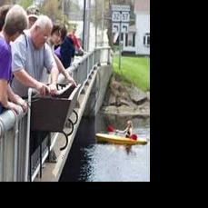 Students help hang bridge floral planters | News | iwantthenews.com
