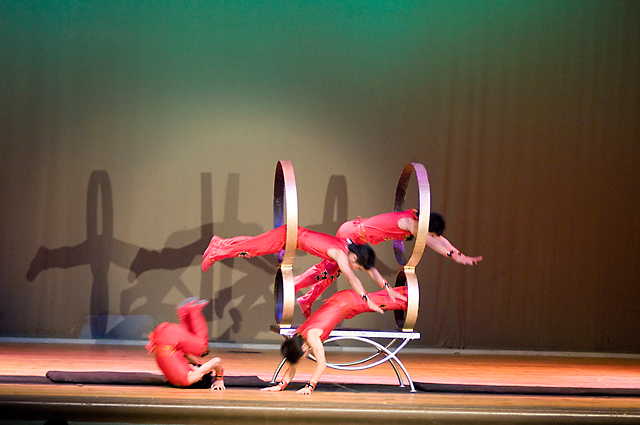 Chinese acrobats wow audiences at Prochnow | Arts & Entertainment ...